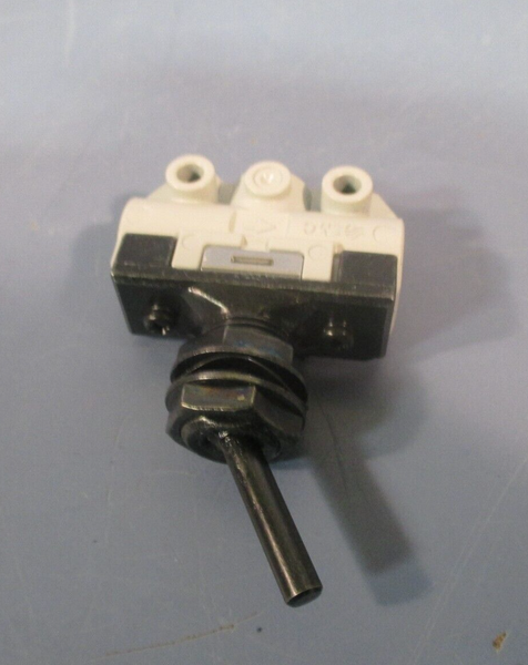 SMC Mechanical Air Valve Toggle Switch, 3-Port Maintained, 1/8 NPT VM1 | eTech Surplus